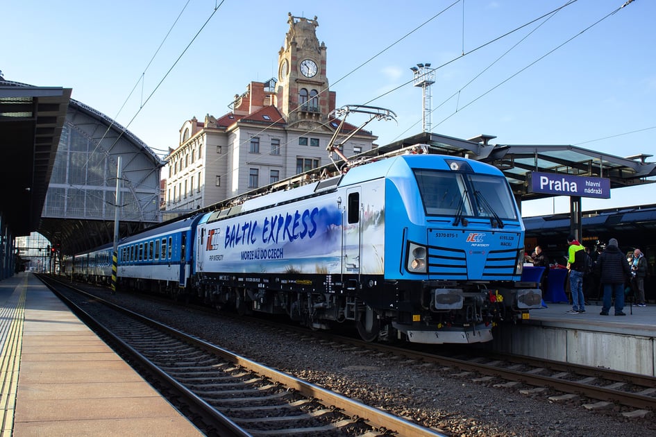 Jeli jsme vlakem mezi Prahou a Baltem, tam a zpátky. Je to jedna velká ...