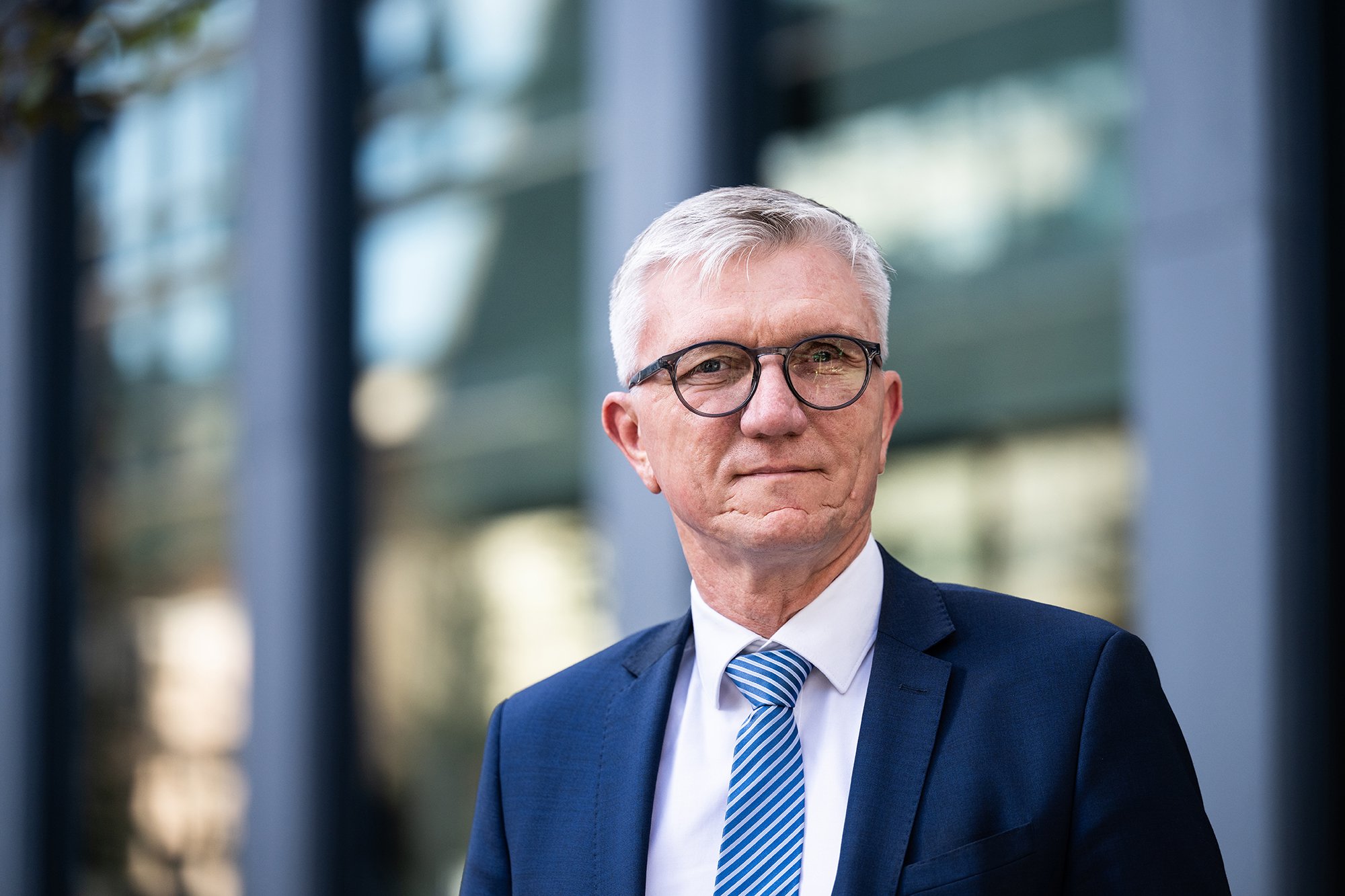 Říká se, že už roky potichu a úspěšně tahá za politické nitky. Kdo je ...