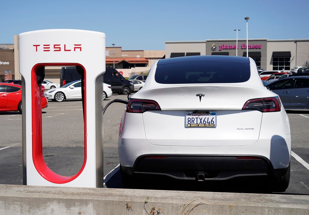 Elektrická auta se přestávají prodávat. Jako luxusní zboží neuspějí ...