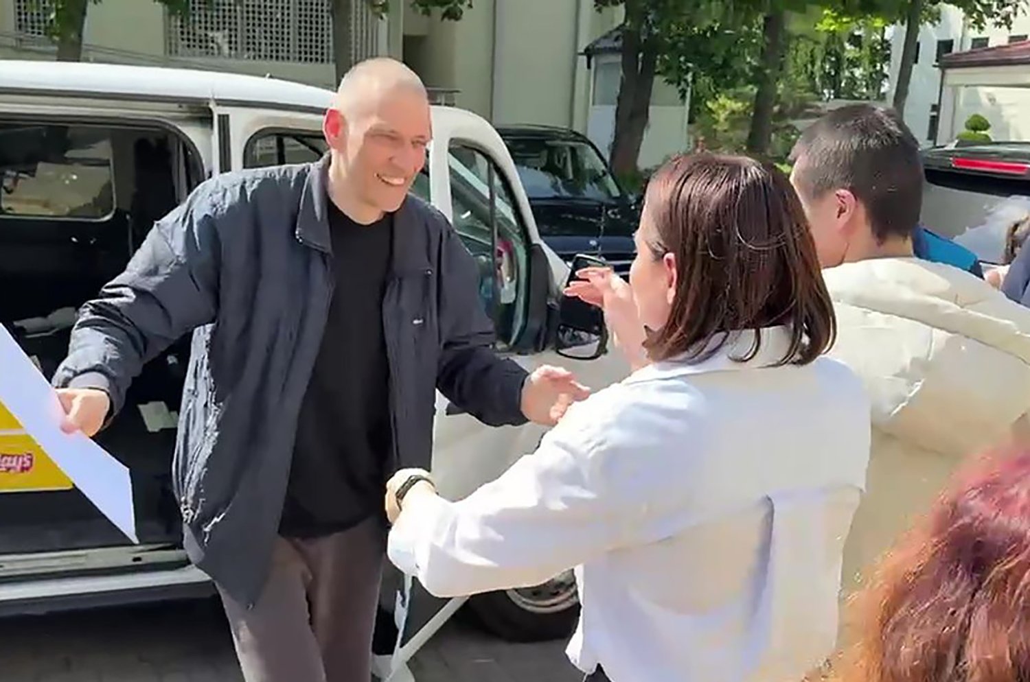 Běloruský opozičník Cichanouský byl propuštěn. Teď může se svou ženou ...